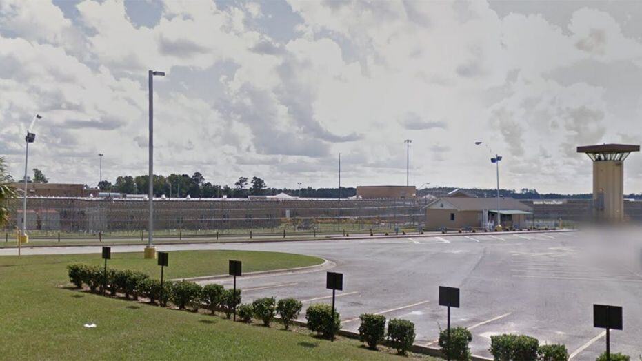 Riot At Georgia Prison Leaves Five Wounded Including Both Guards and ...